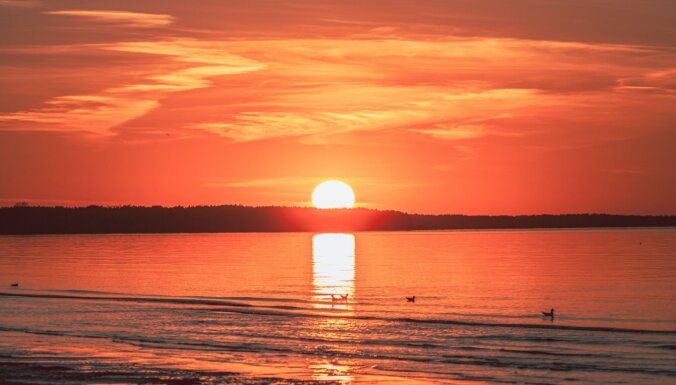 Vecāķu pludmalē izklīdina vairākus simtus ārzemju studentu - Lat.press.lv