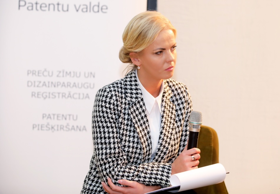 Соцсети в восторге: журналист Иева Варна обратилась к Зеленскому на ...