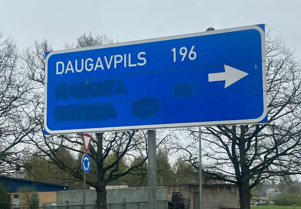Ceļazīmju nomaiņa ar norādēm uz Krievijas un Baltkrievijas pilsētām ...