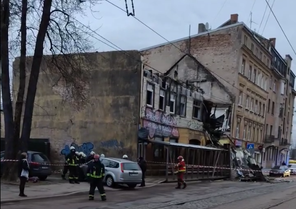 Остатки рухнувшего в Риге на Петерсалас здания снесут: как скоро ...