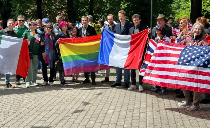 Staķis atzīst nekoleģiālu rīcību, izkarot LGBTQ karogu pie domes ēkas ...
